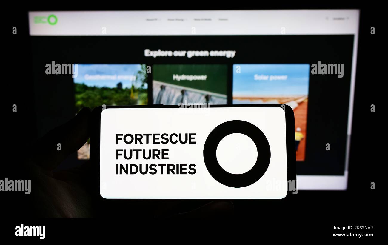 Personne tenant un smartphone avec le logo de la société énergétique ... Personne tenant un smartphone avec le logo de la société énergétique ...