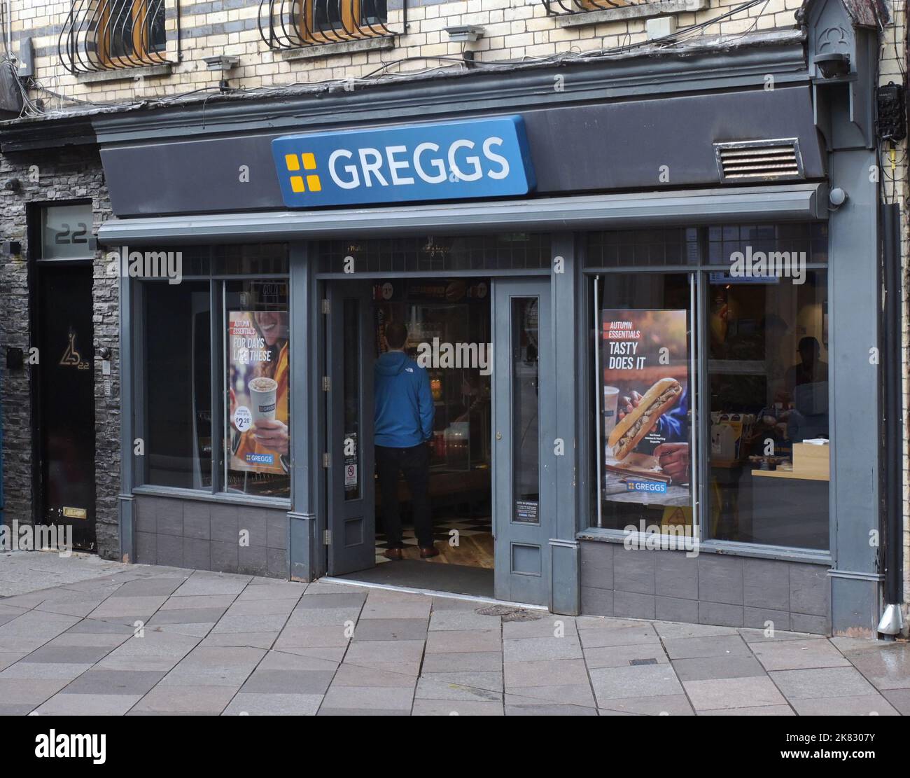 Boutiques et restaurants dans le centre-ville de Cardiff. Greggs Bakery ...