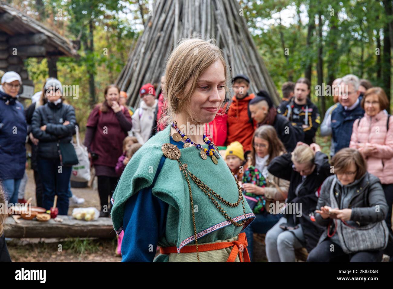 Réacteur portant des vêtements de l'âge du fer au marché de l'âge du ...
