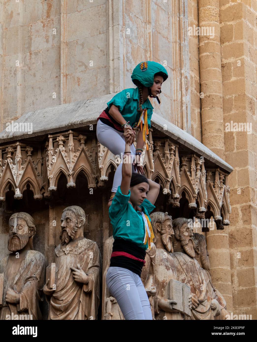 Niños que completa el Castell o castillo, es decir, una torre humana ...