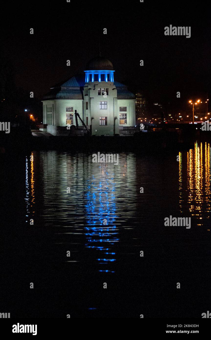Ancienne centrale hydroélectrique de l'île Stvanice sur la Vltava à ...