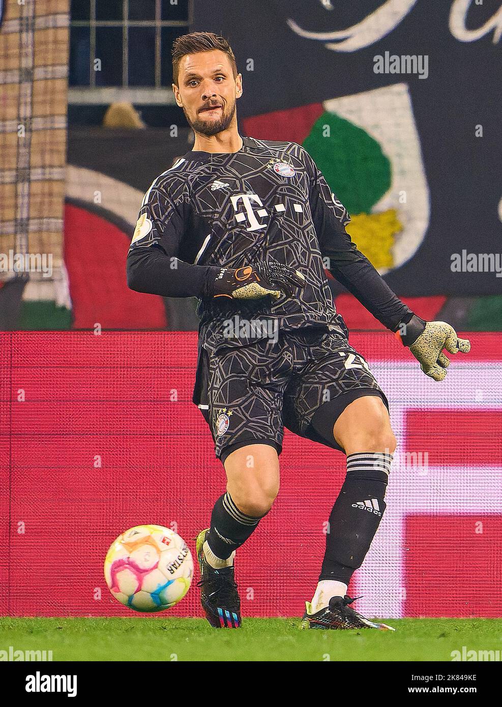 Sven ULREICH, gardien de but FCB 26, dans le match deuxième tour de la ...