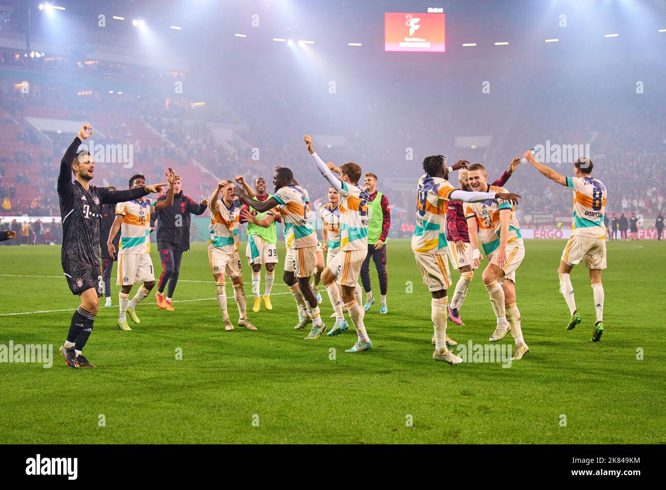 FCB Celebration with Thomas MUELLER, MÜLLER, FCB 25 Kingsley Coman, FCB ...