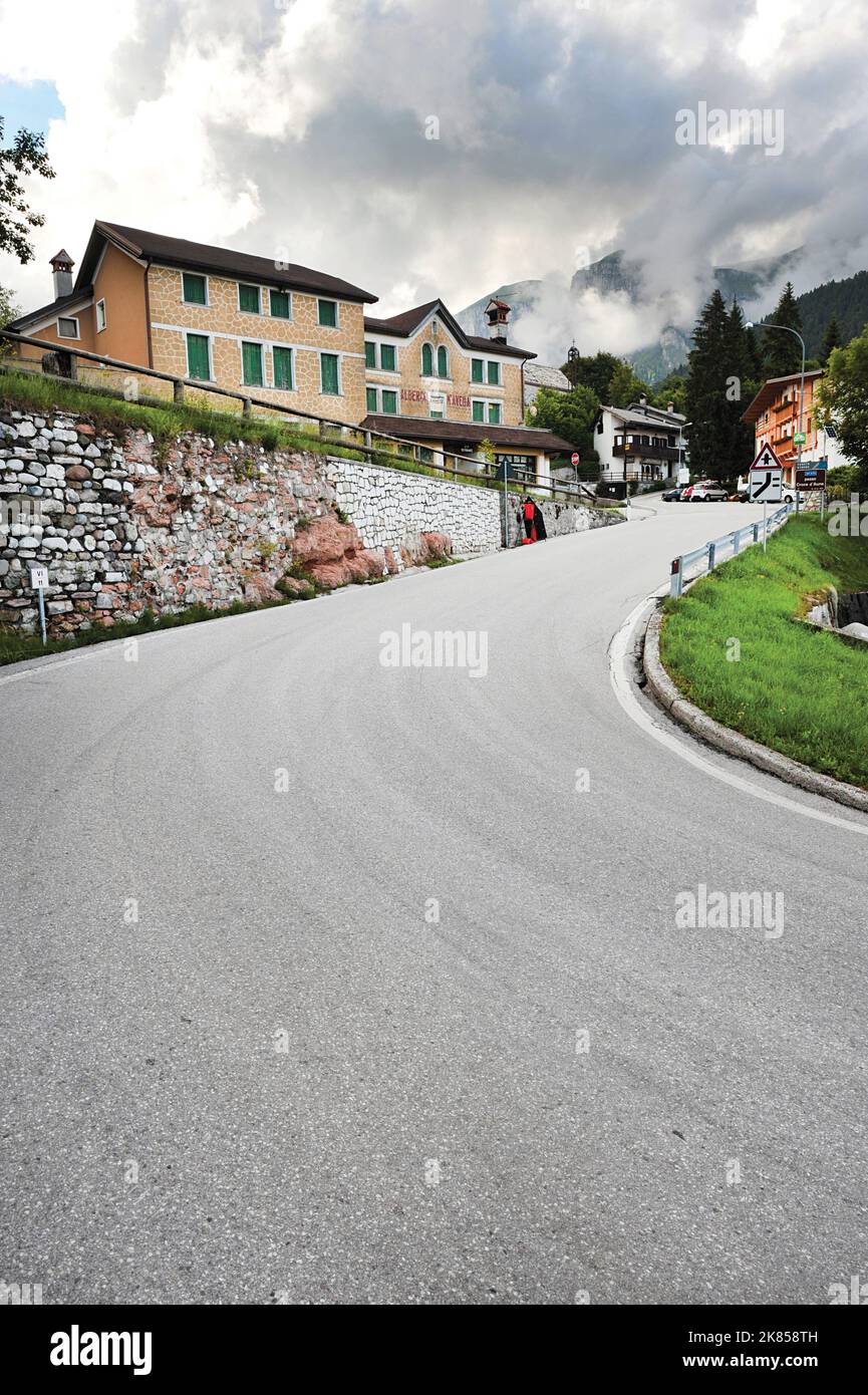 Croce d'Aune, Italie tel que publié dans le livre Mountain High, The ...