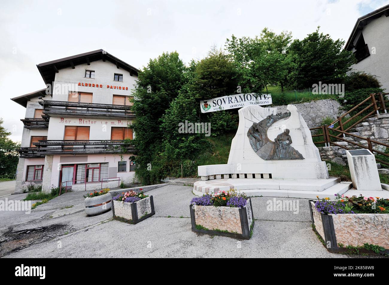 Croce d'Aune, Italie tel que publié dans le livre Mountain High, The ...