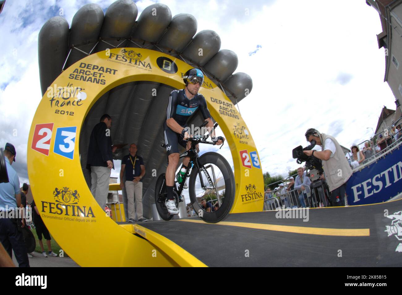 L'équipe de Bernhard Eisel Sky Procycling sort de la rampe de départ ...