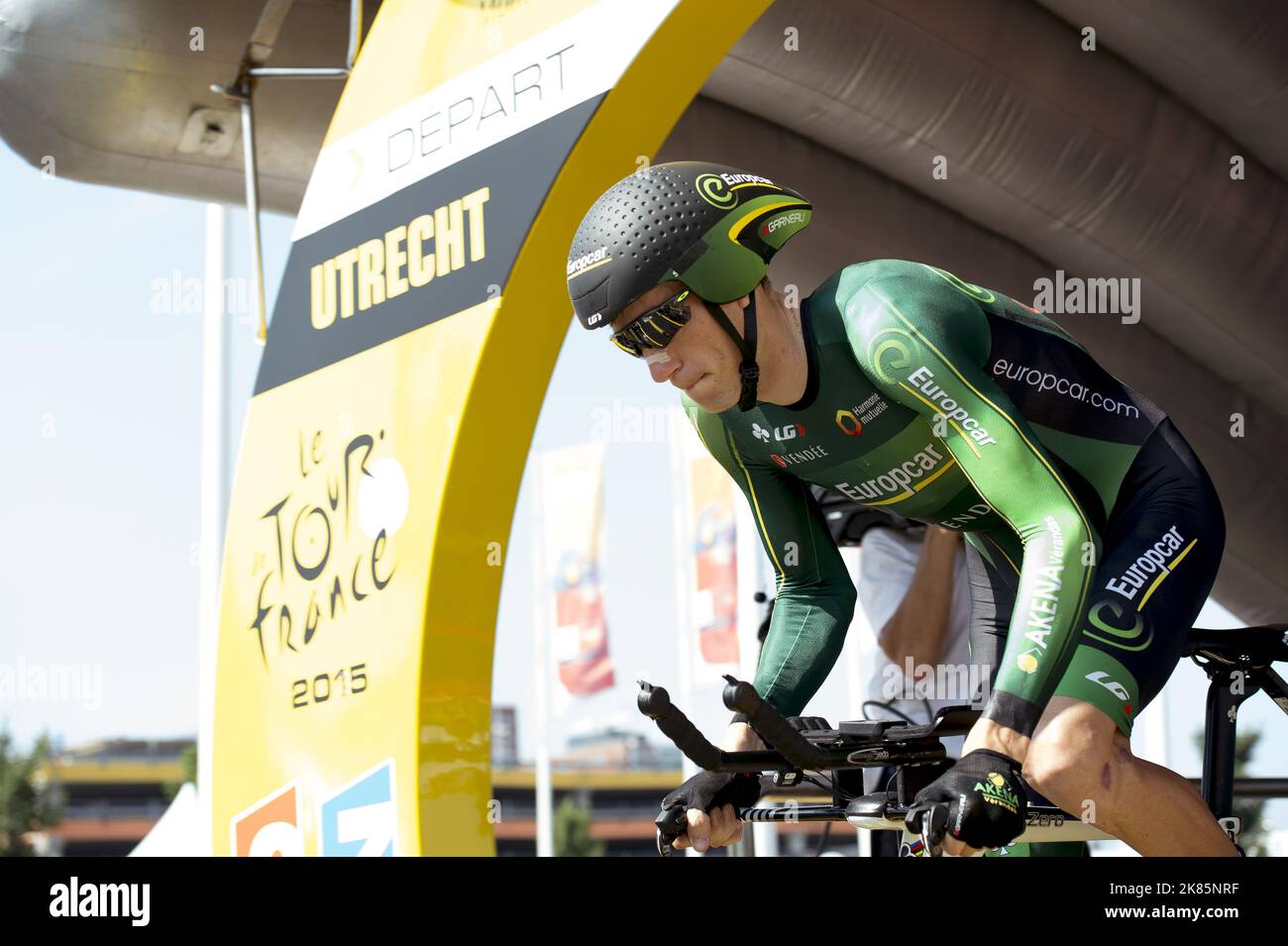 Pierre Rolland équipe Europcar sur la rampe de départ. Pendant la ...