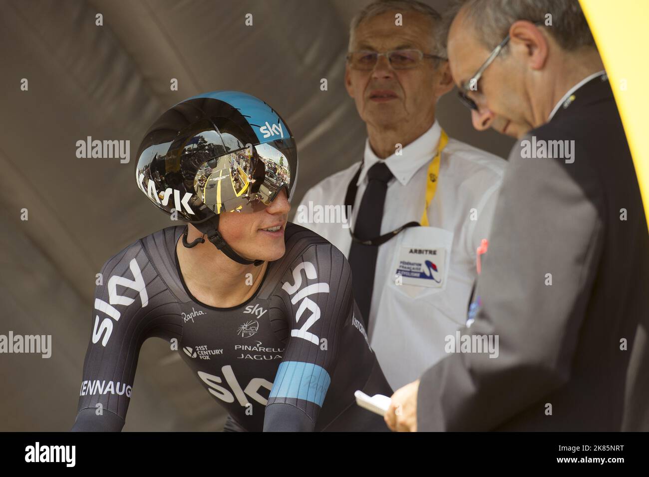 L'équipe de Peter Kennaugh Sky se réchauffe sur la bretelle de départ ...