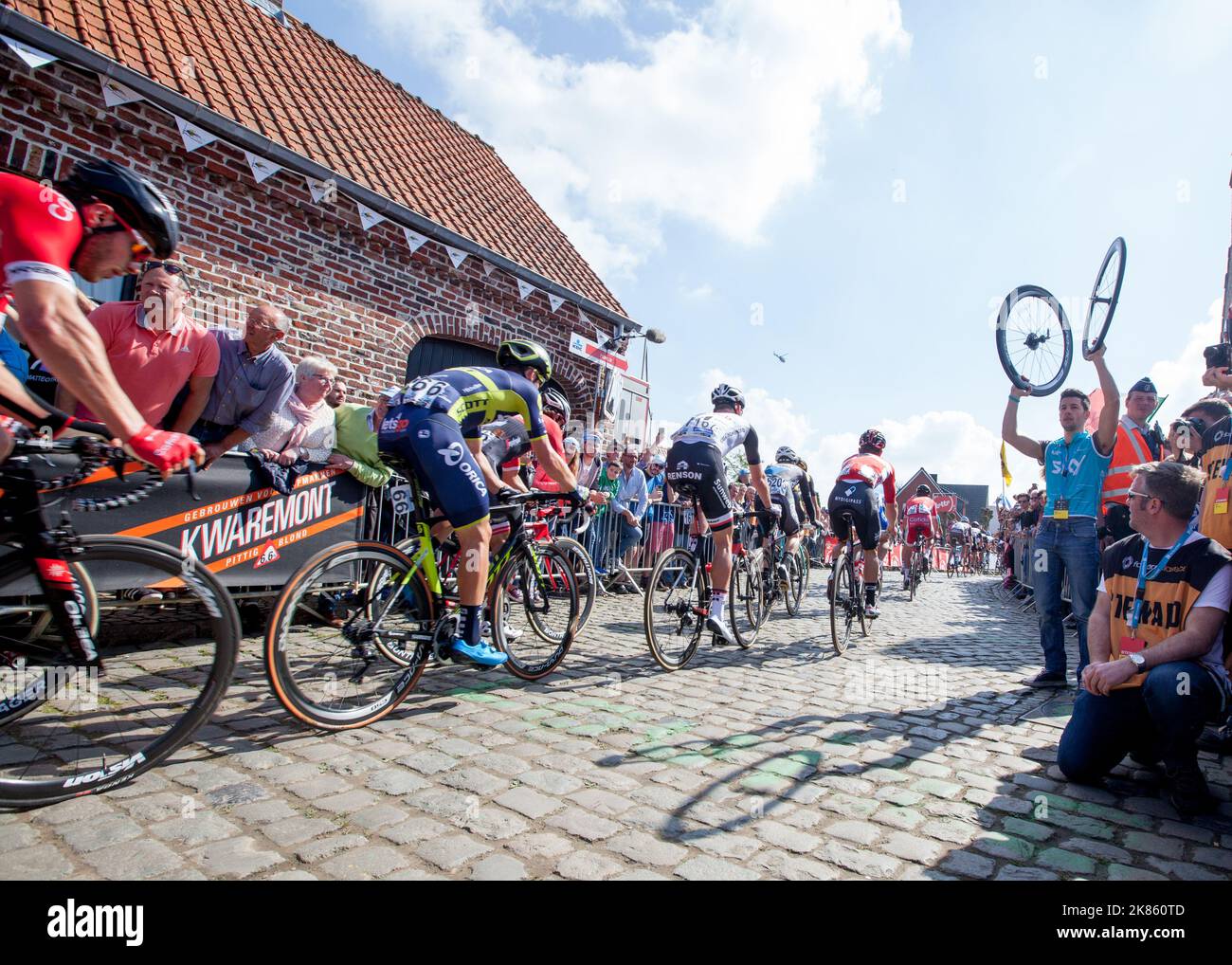 Team Sky Procycling Soigneur tient les roues prêtes à toute crevaison ...