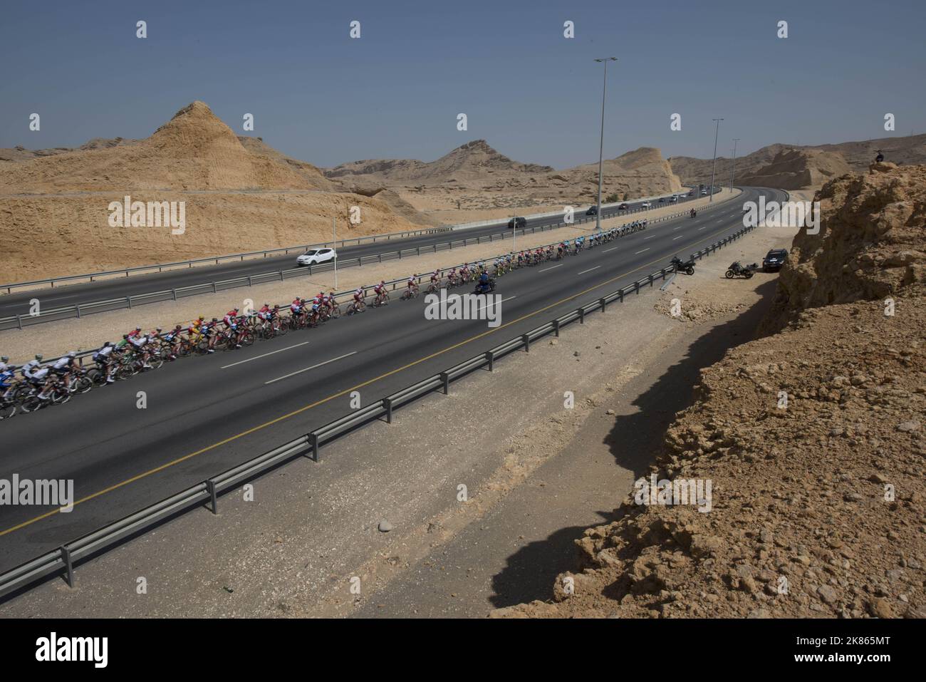 Le peleton prendre l'autoroute à la phase 6 dans le Tour d'Oman 2018 d ...