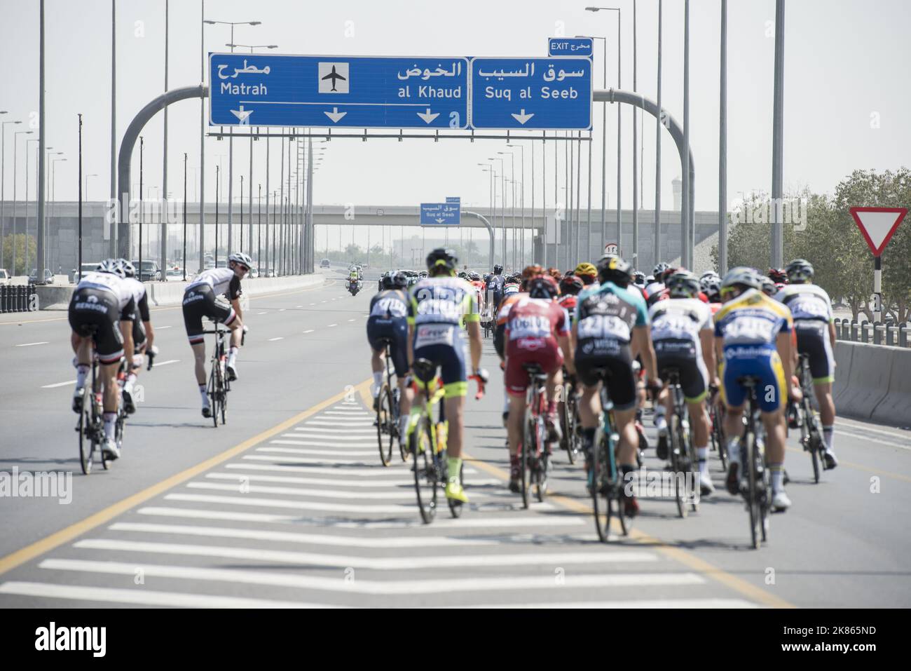 Le peleton prendre l'autoroute à la phase 6 dans le Tour d'Oman 2018 d ...