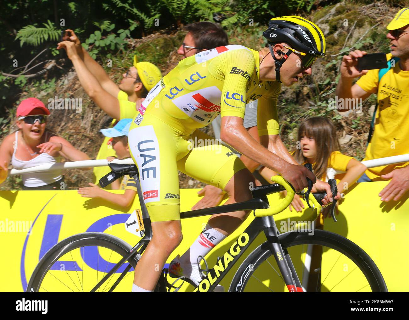 Tadej POGAÄŒAR affirmant sa domination sur la course sur son chemin à ...