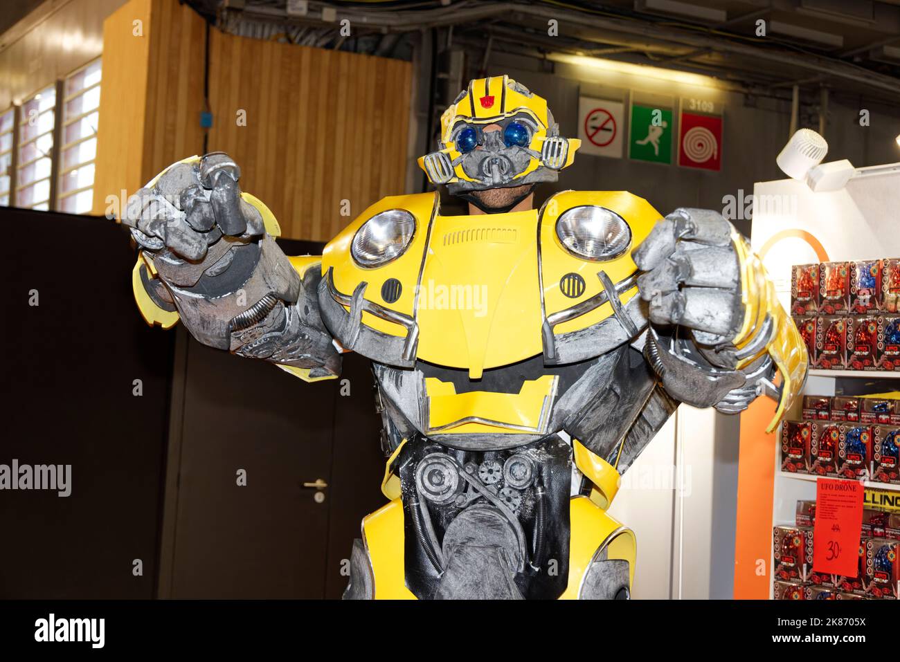Paris, France. 17th octobre 2022. Un Bumblebee Transformers est exposé ...