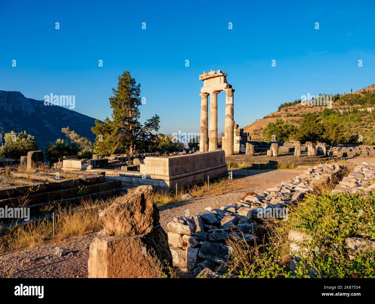 Tholos de Delphes, Temple d'Athena Pronaia, lever du soleil, Delphes, site classé au patrimoine ...