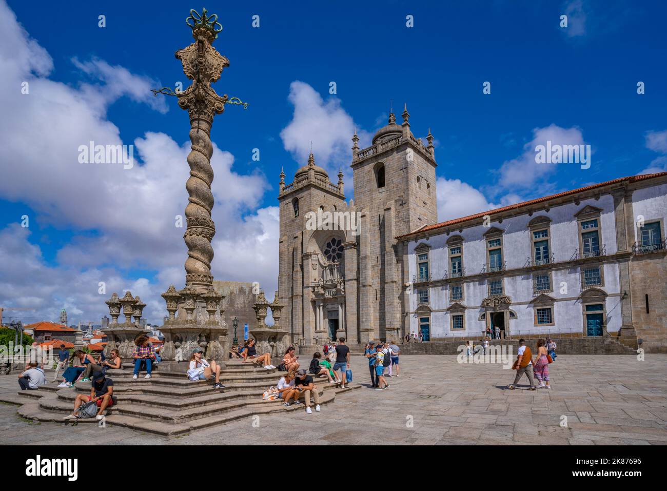 Vue sur la cathédrale de Porto et le monument de la Pillory de Porto ...