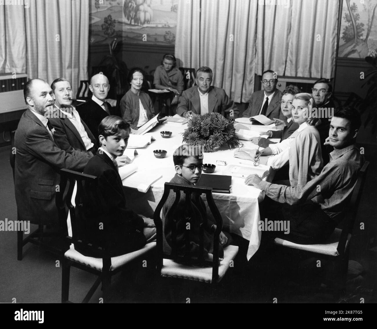 De gauche dans le sens horaire BRIAN AHERNE, ROBERT COOTE, ALEC ...