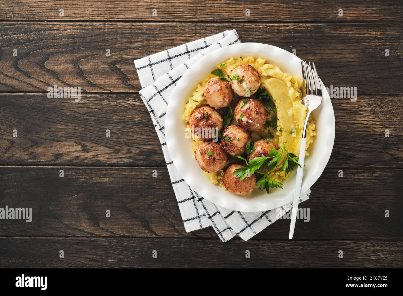 Boulettes de viande suédoises à la sauce crème, pommes de terre et ...