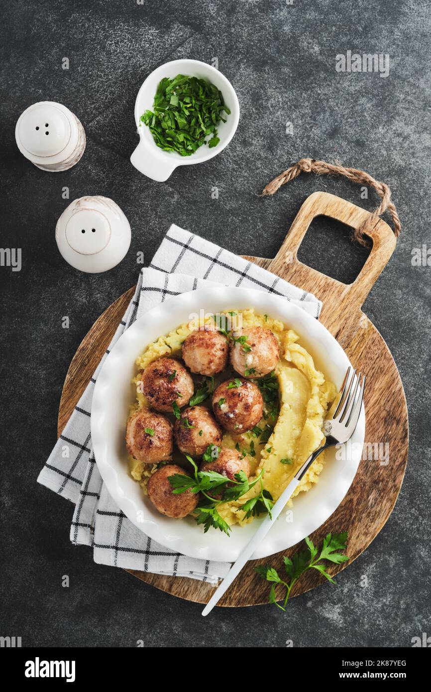 Boulettes de viande suédoises à la sauce crème, pommes de terre et ...