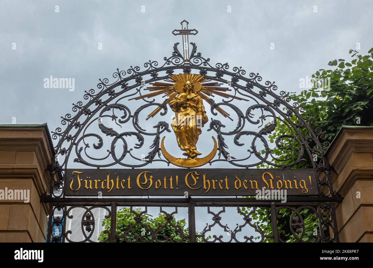 Suède, Stockholm - 16 juillet 2022: Gamla Stan, arche d'entrée en métal ...