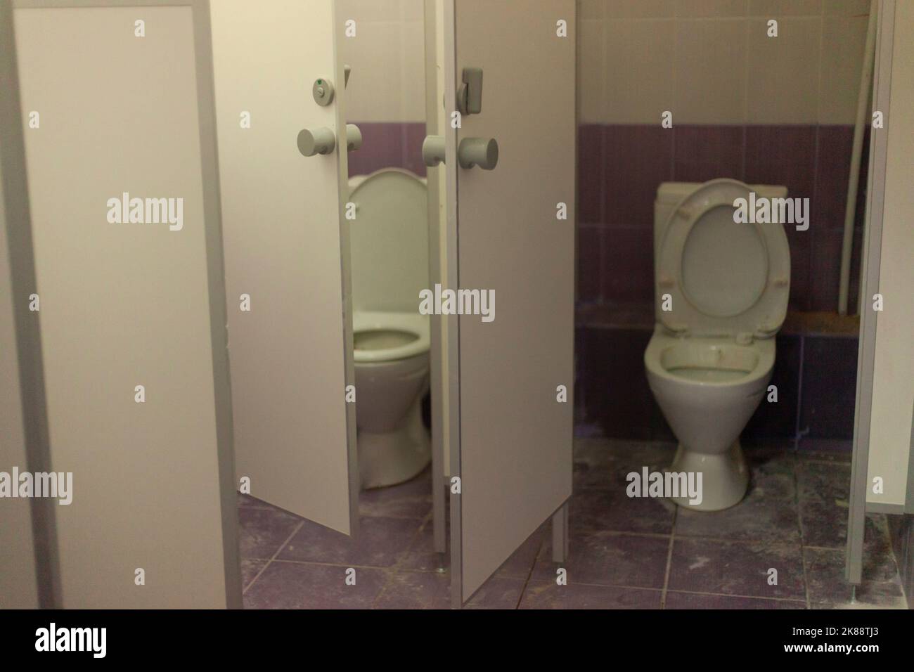 Cabine de toilettes. Toilettes dans le centre commercial. Toilettes ...