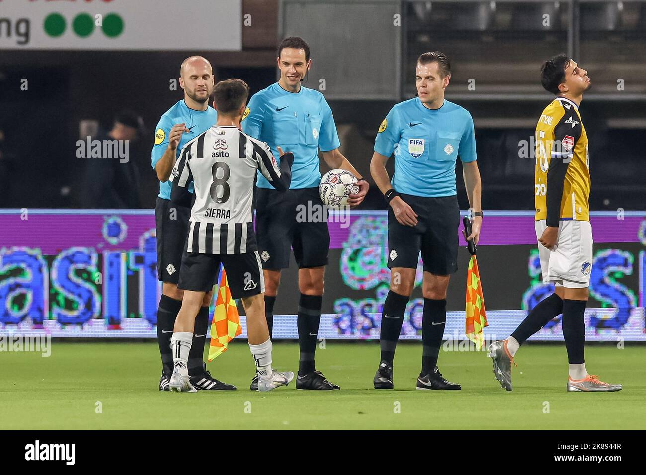 ALMELO, PAYS-BAS - OCTOBRE 21 : Elias Sierra of Heracles, arbitre ...