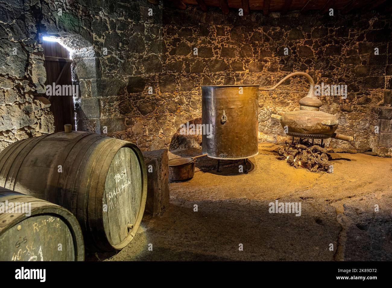 Barils avec solera et alembic pour l'eau-de-vie dans le musée du vin El ...