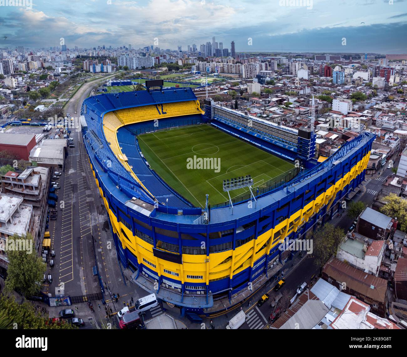 Tir de drone du stade la Bombonera, stade du Club Atletico Boca Juniors ...
