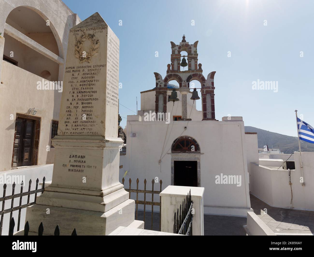 Eglise d'Agios Nikolaos et monument à Pyrgos, l'ancienne capitale de Santorin, une île grecque ...