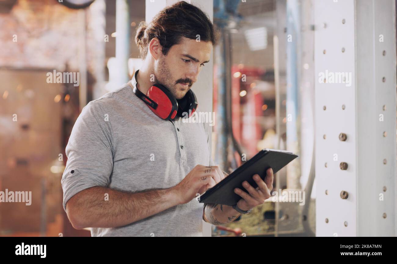 Je gère mes commandes avec cette application géniale. Un jeune homme ...