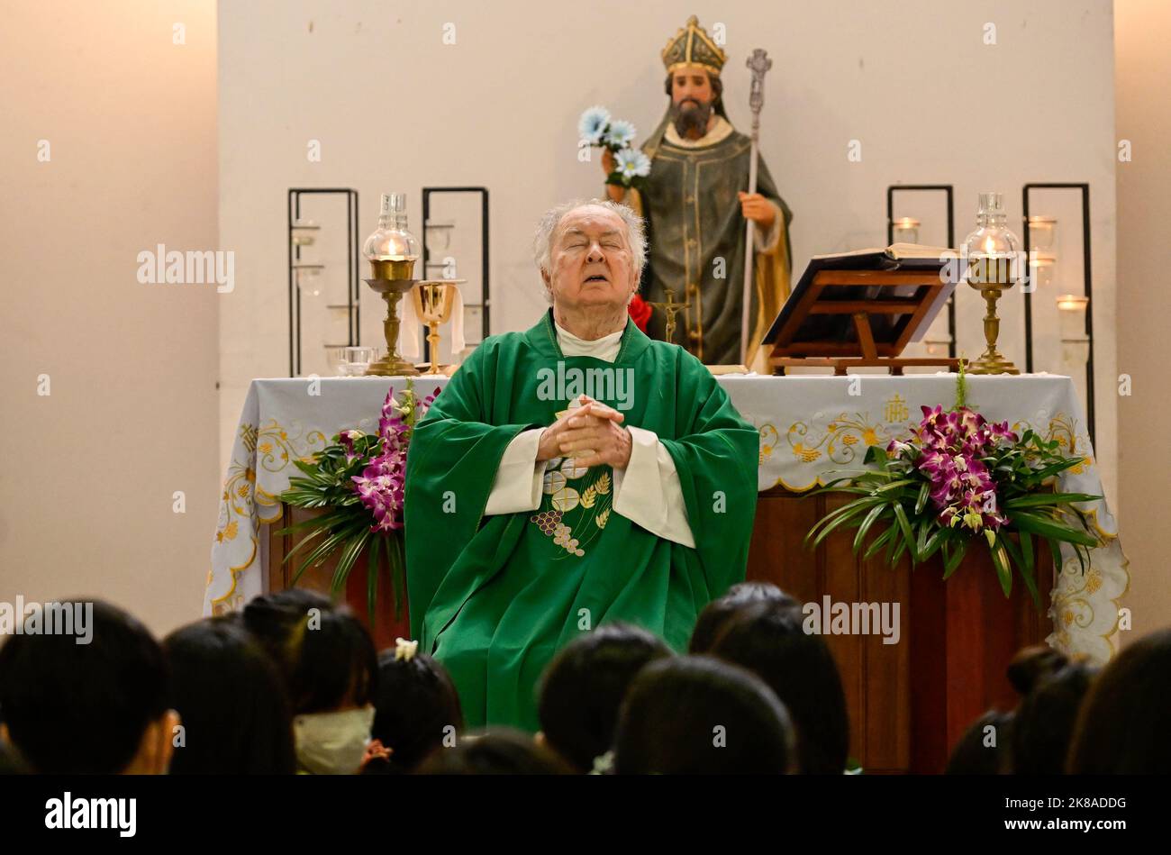 Le père Joseph H. Maier, 82 ans, des États-Unis, est vu prier lors d ...