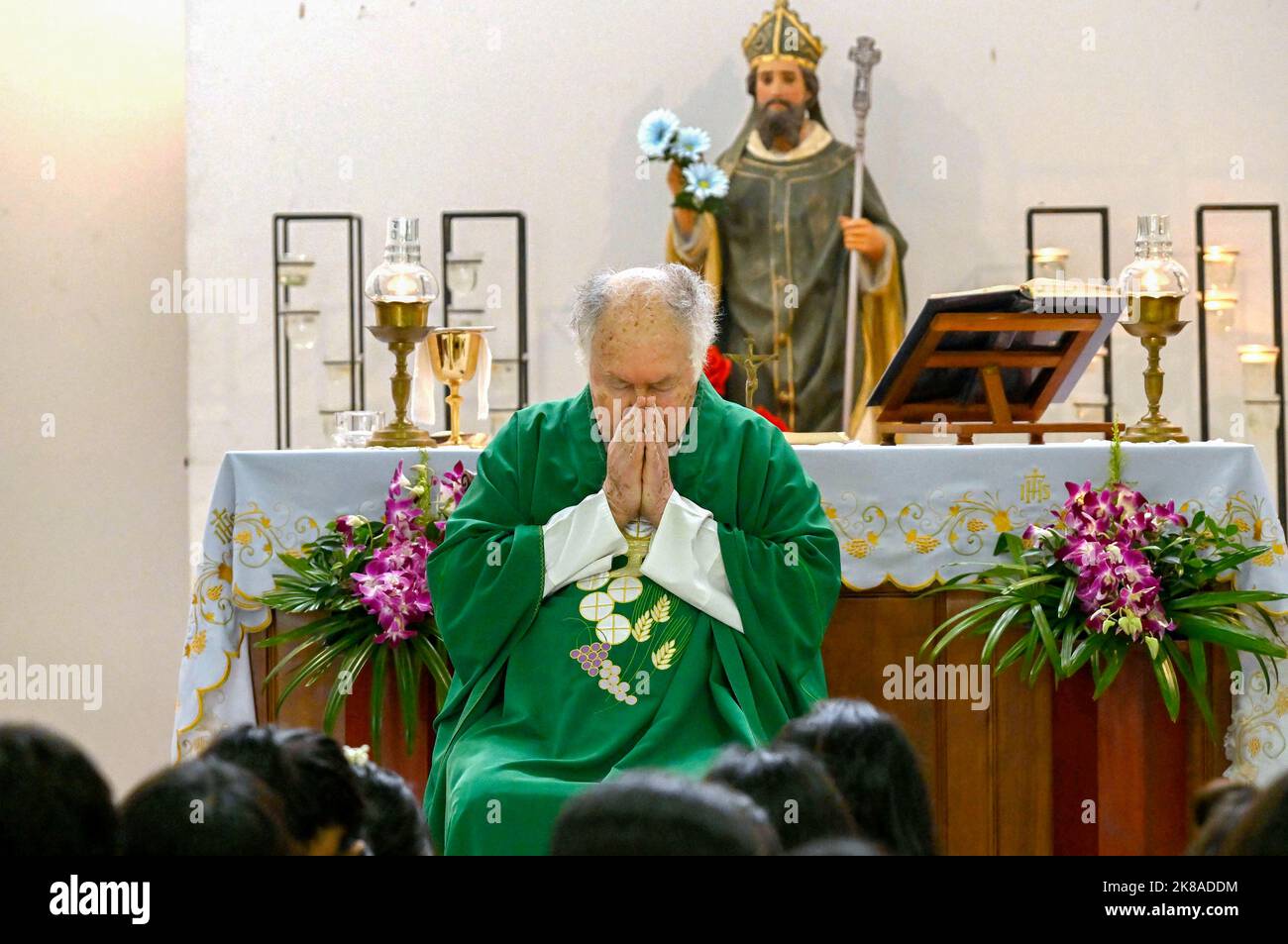 Le père Joseph H. Maier, 82 ans, des États-Unis, est vu diriger une ...