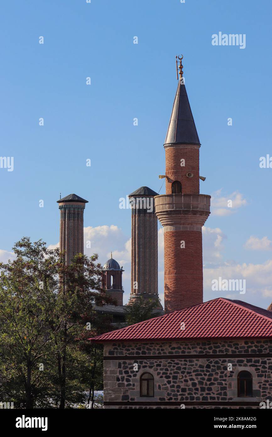 Mosquée de minaret en brique d'architecture Seljuk à Erzurum. En ...