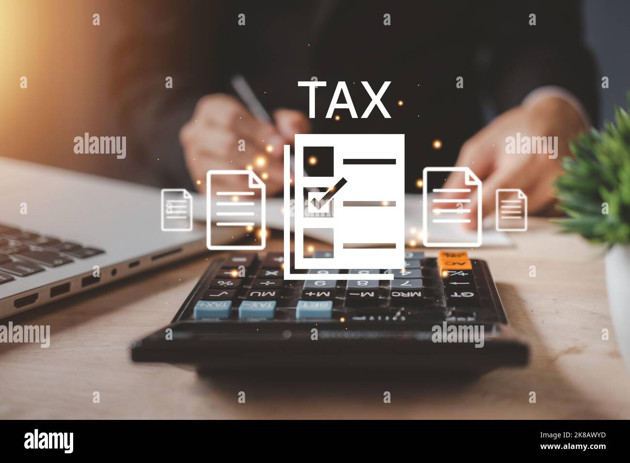Impôt sur le revenu des particuliers payé et sociétés concept. Homme d ...