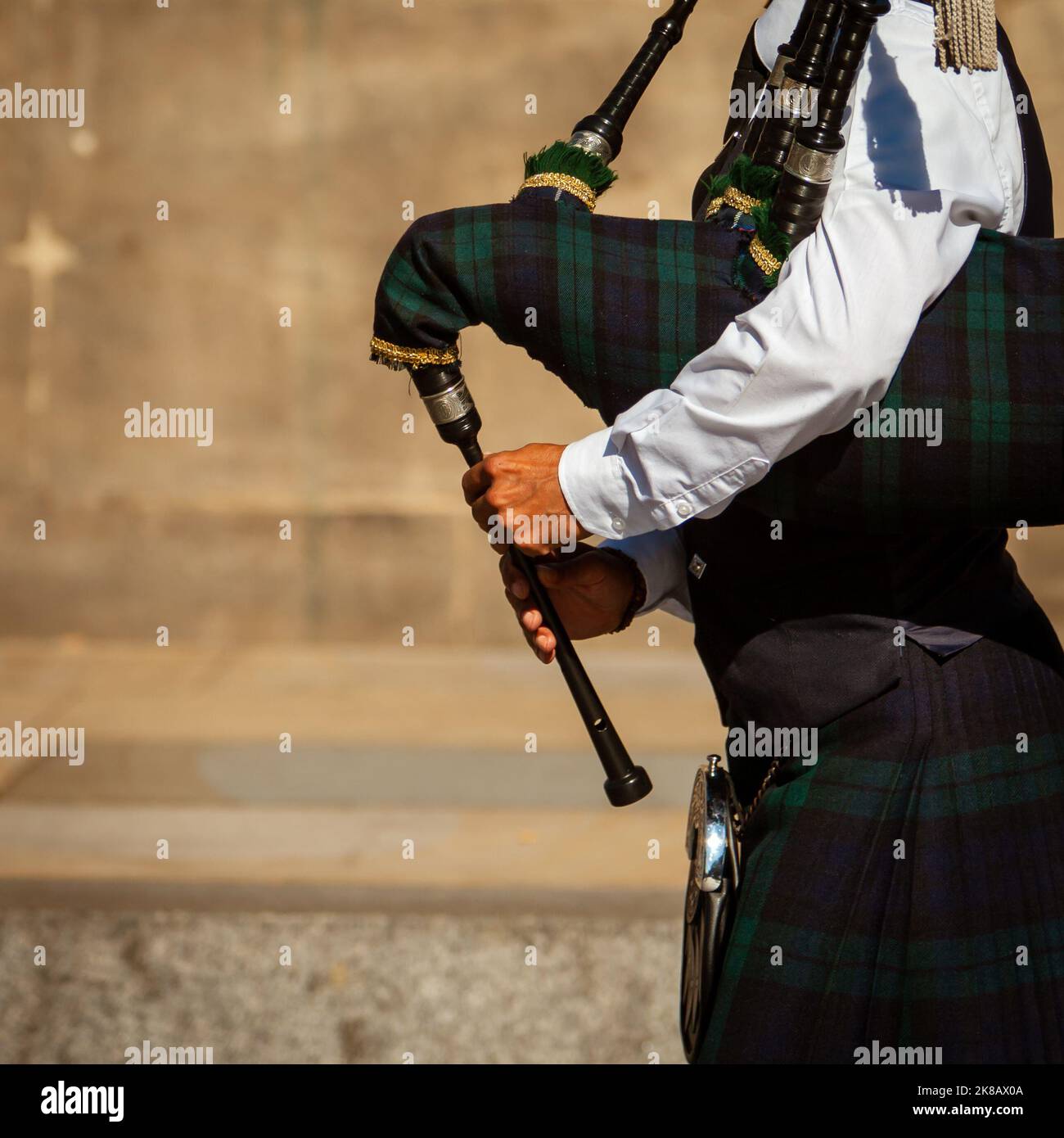 Bagpiper playing bagpipes Banque de photographies et d’images à haute ...