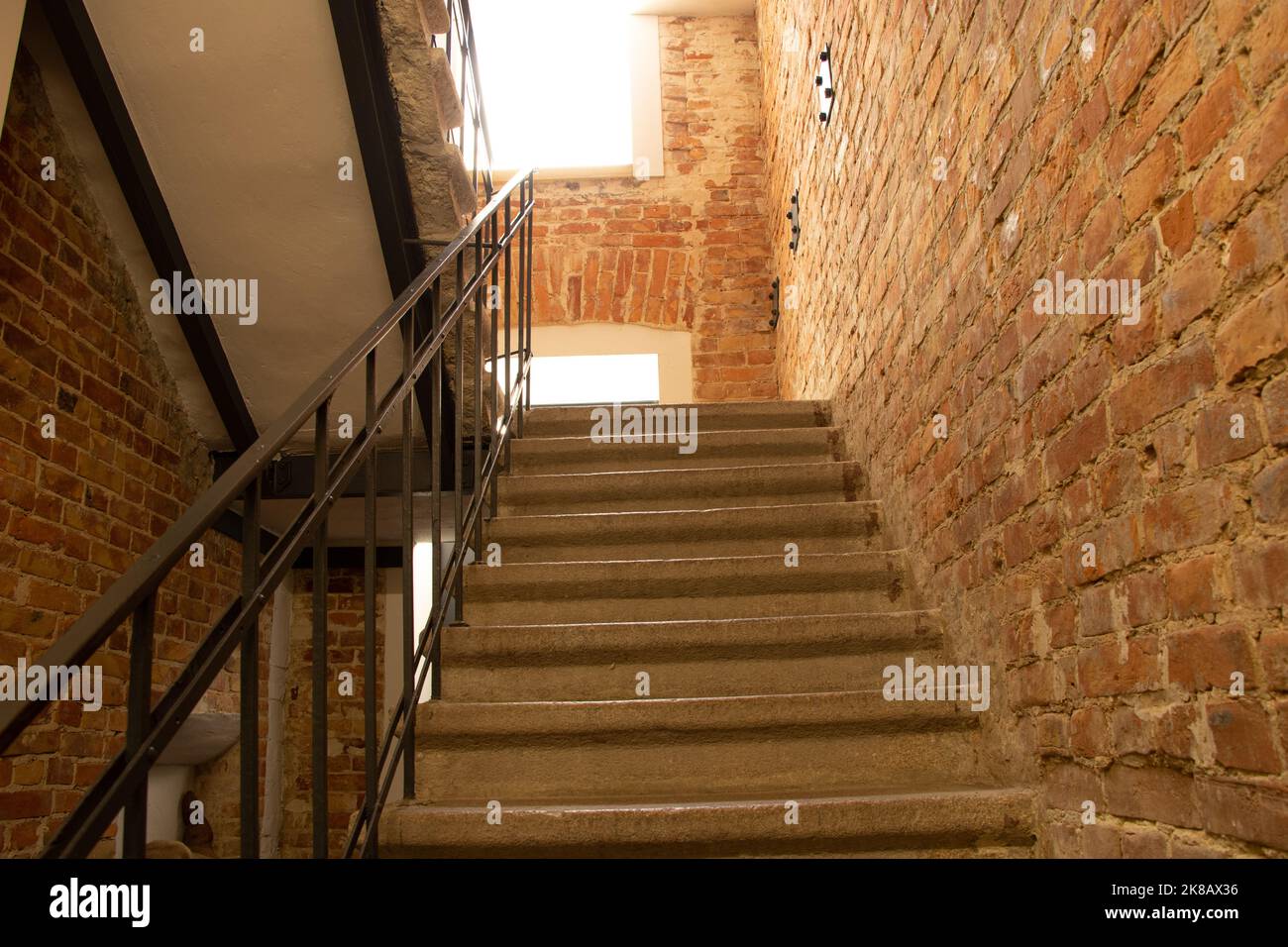 Une entrée à l'intérieur d'une vieille maison avec un escalier au ...