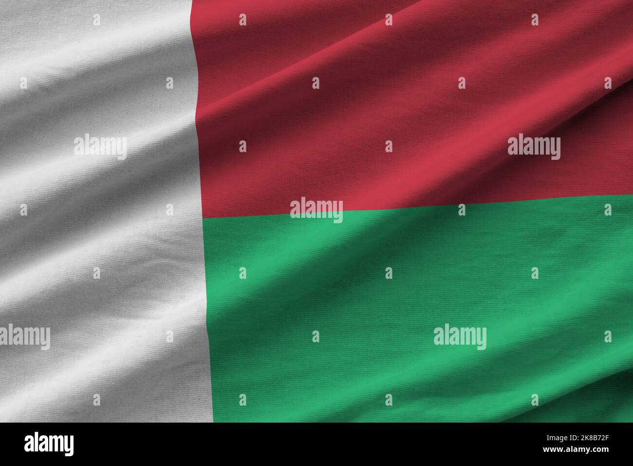 Drapeau malgache avec de grands plis et un gros plan sous la lumière du ...