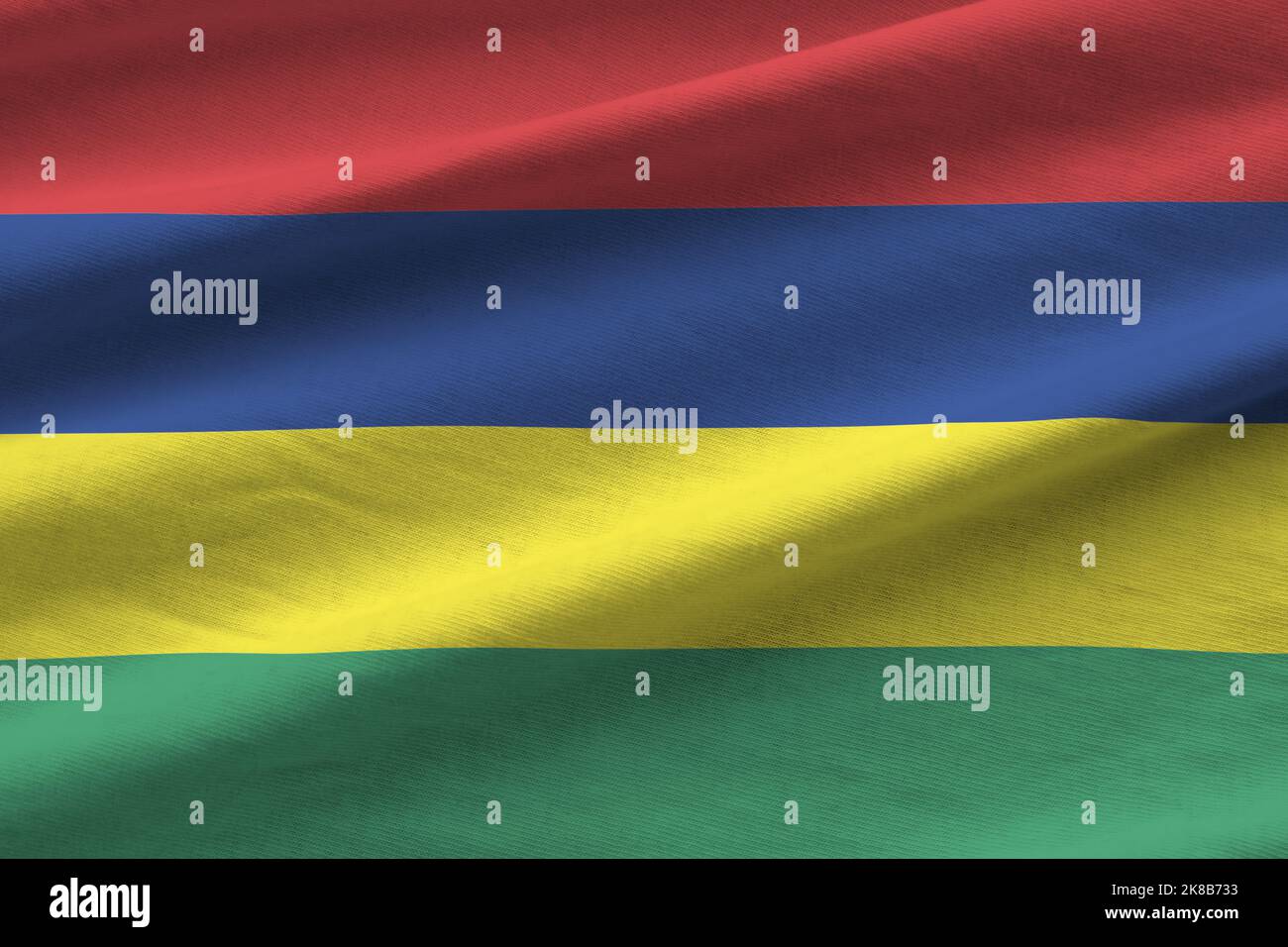 Drapeau mauricien avec de grands plis et un gros plan sous la lumière ...
