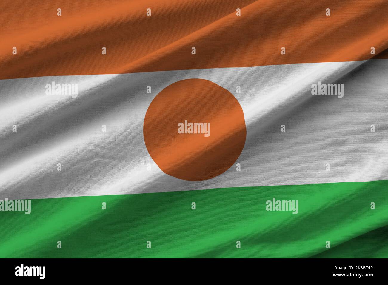 Drapeau du Niger avec de grands plis et un gros plan sous la lumière du ...