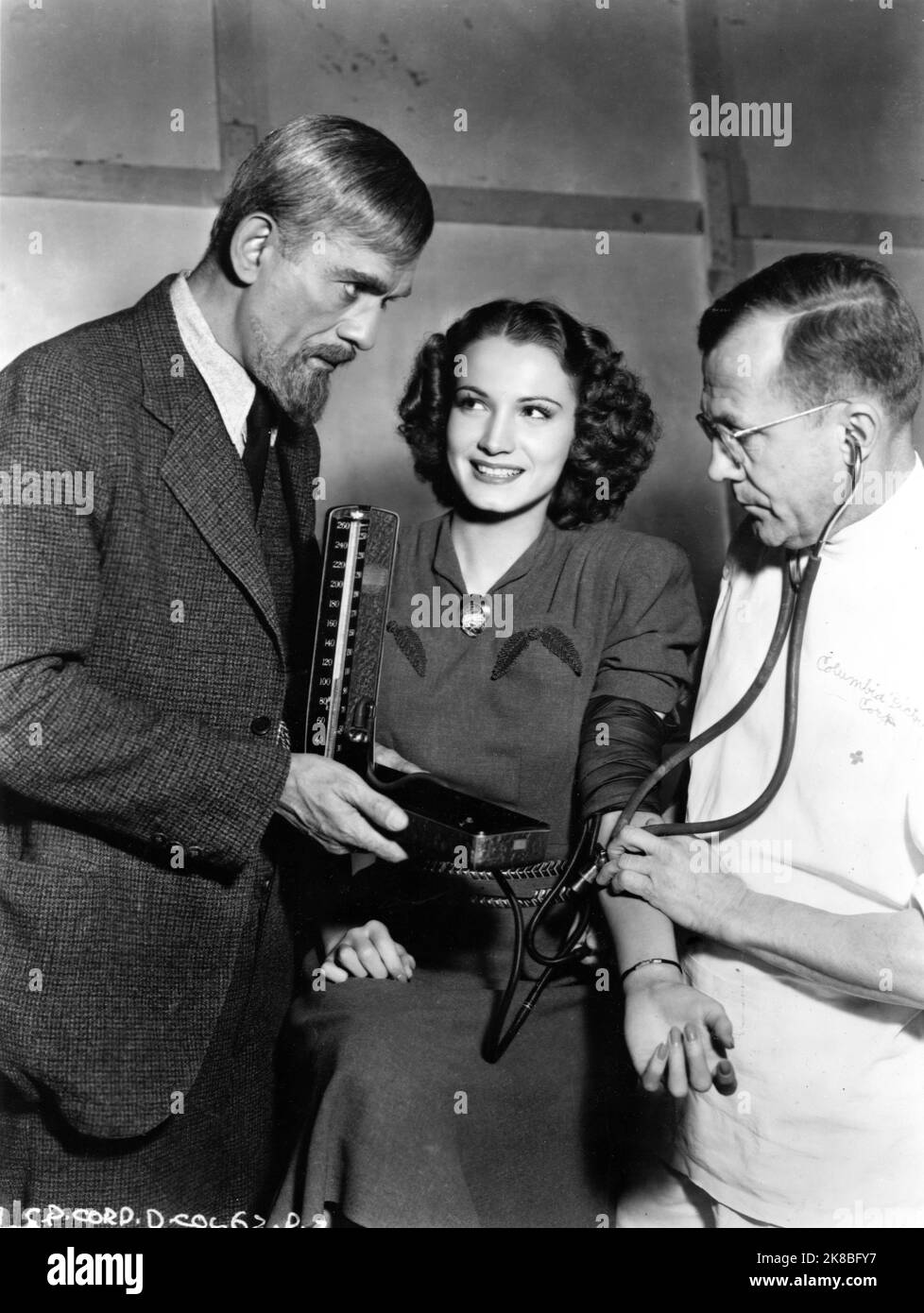 BORIS KARLOFF avec la co-star JO ANN SAYERS ayant sa tension artérielle ...
