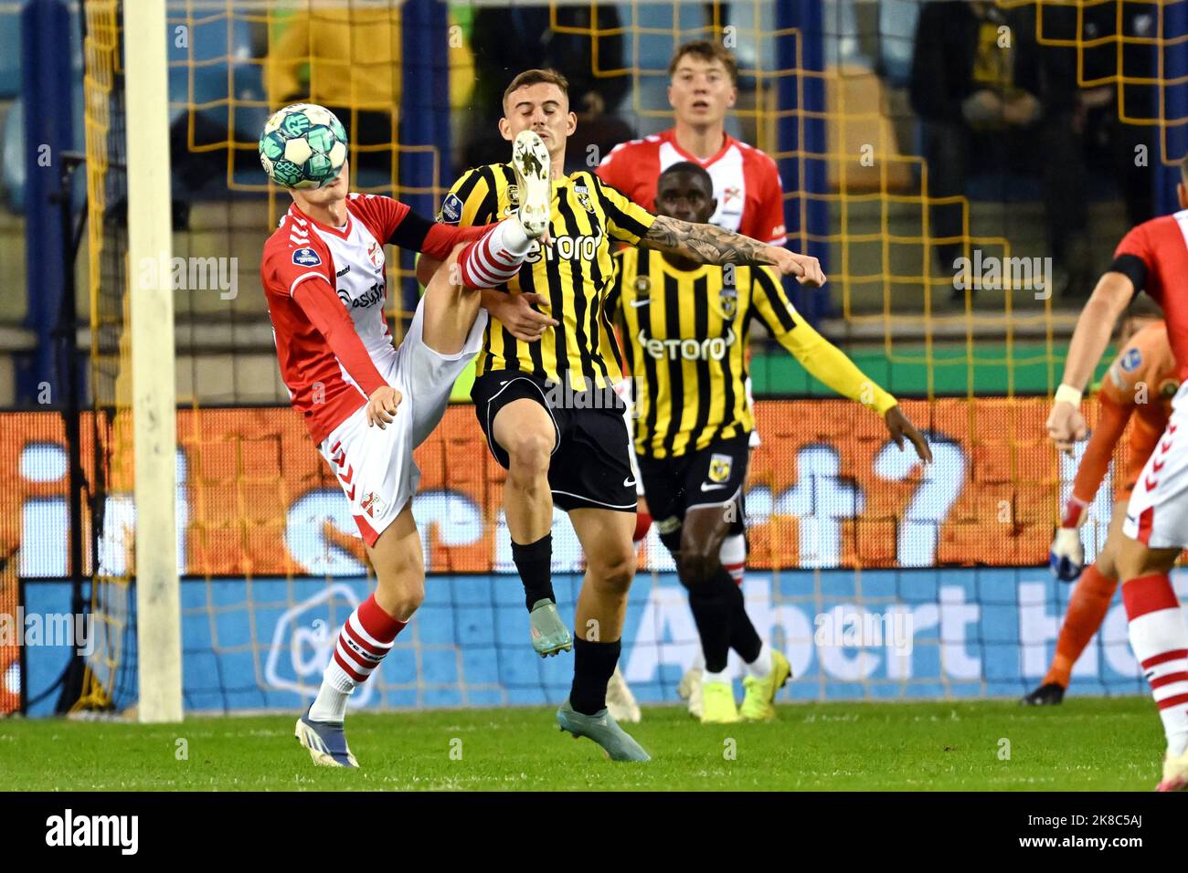 ARNHEM - (lr) Julius Dirksen du FC Emmen, Kacper Kozlowski de vitesse ...