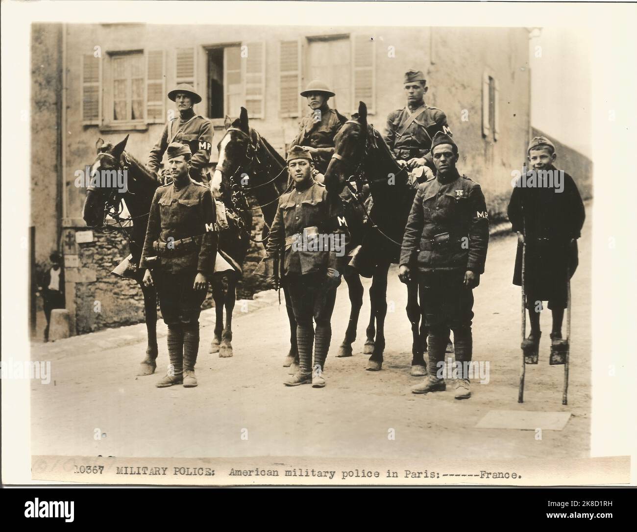 Police militaire de la première Guerre mondiale avec un garçon local ...