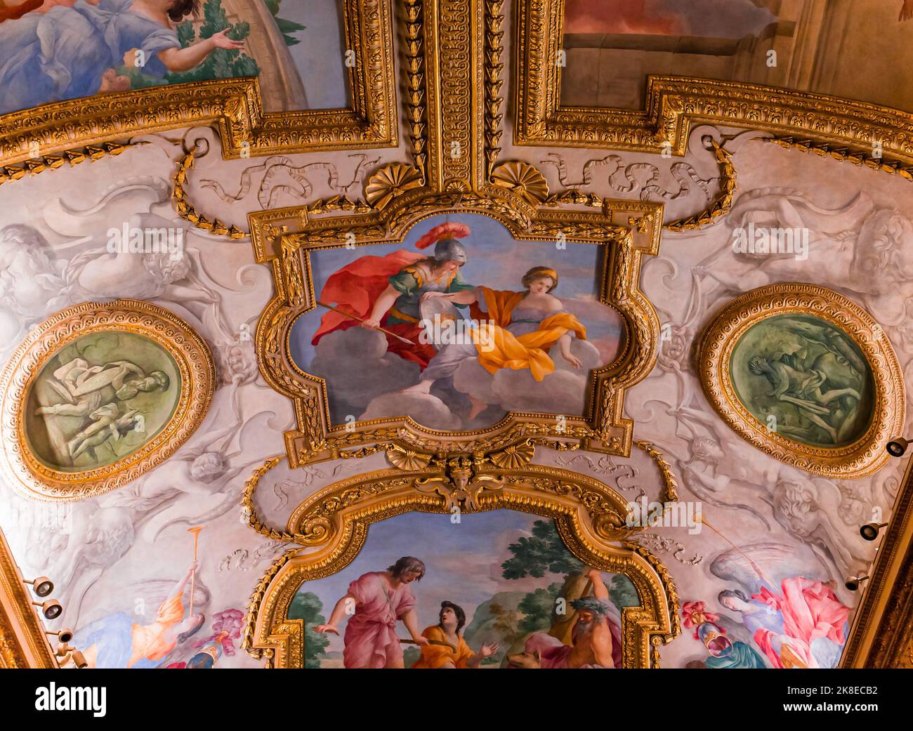 PARIS, FRANCE, 20 OCTOBRE 2022 : plafonds fresques et stuc décors de la ...