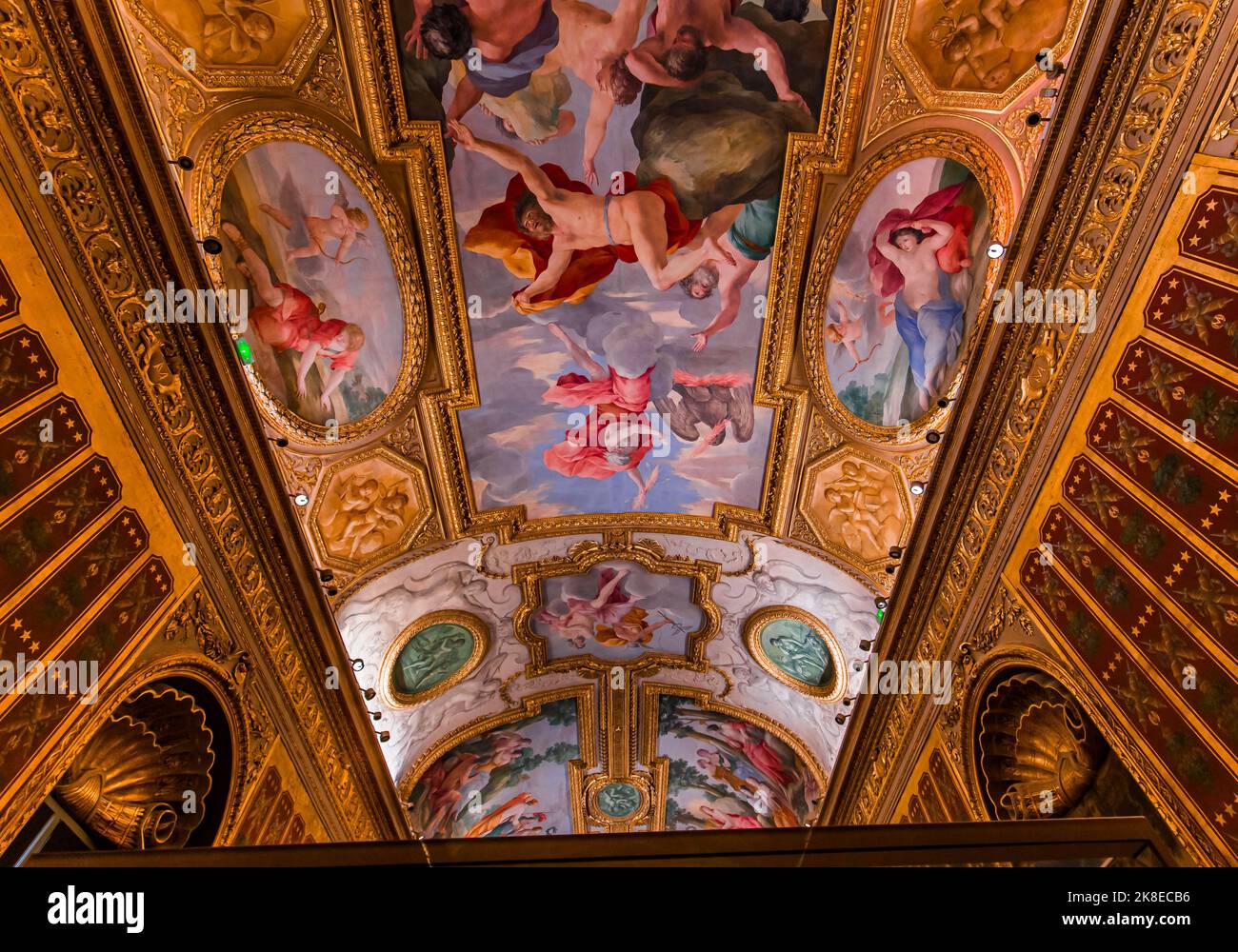 PARIS, FRANCE, 20 OCTOBRE 2022 : plafonds fresques et stuc décors de la ...