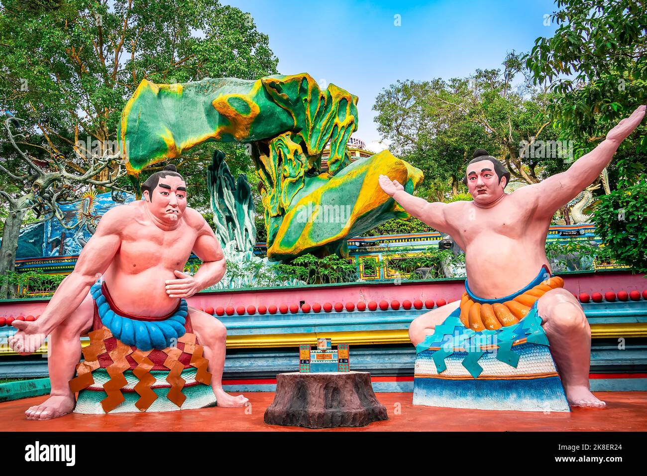 Sumo Wrestlers au parc à thème Haw par Villa. Ce parc a des statues et ...