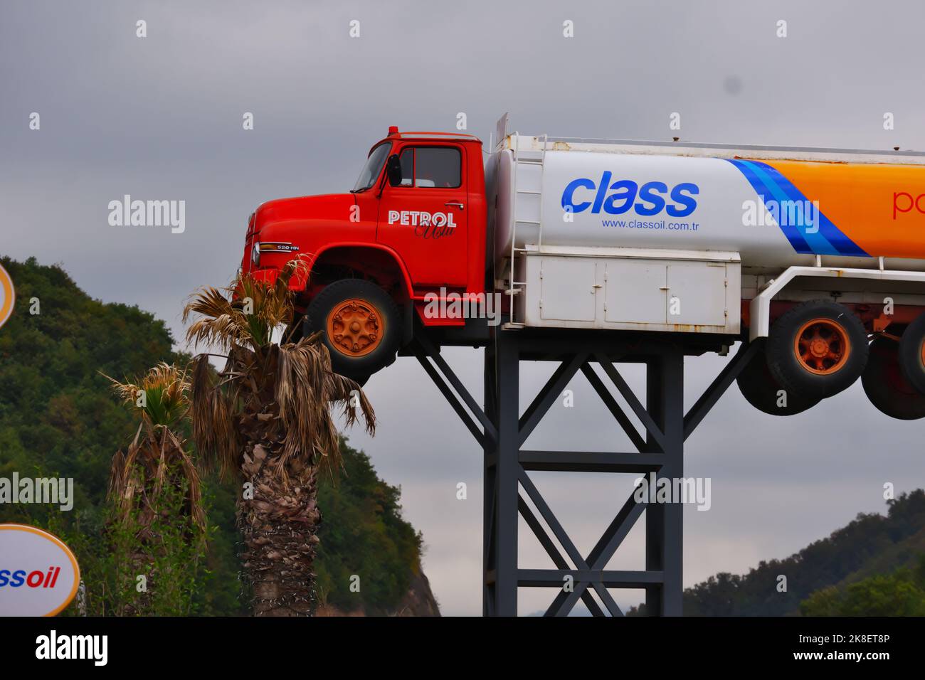 Camion-citerne soulevé au bord de la route pour faire la publicité d ...