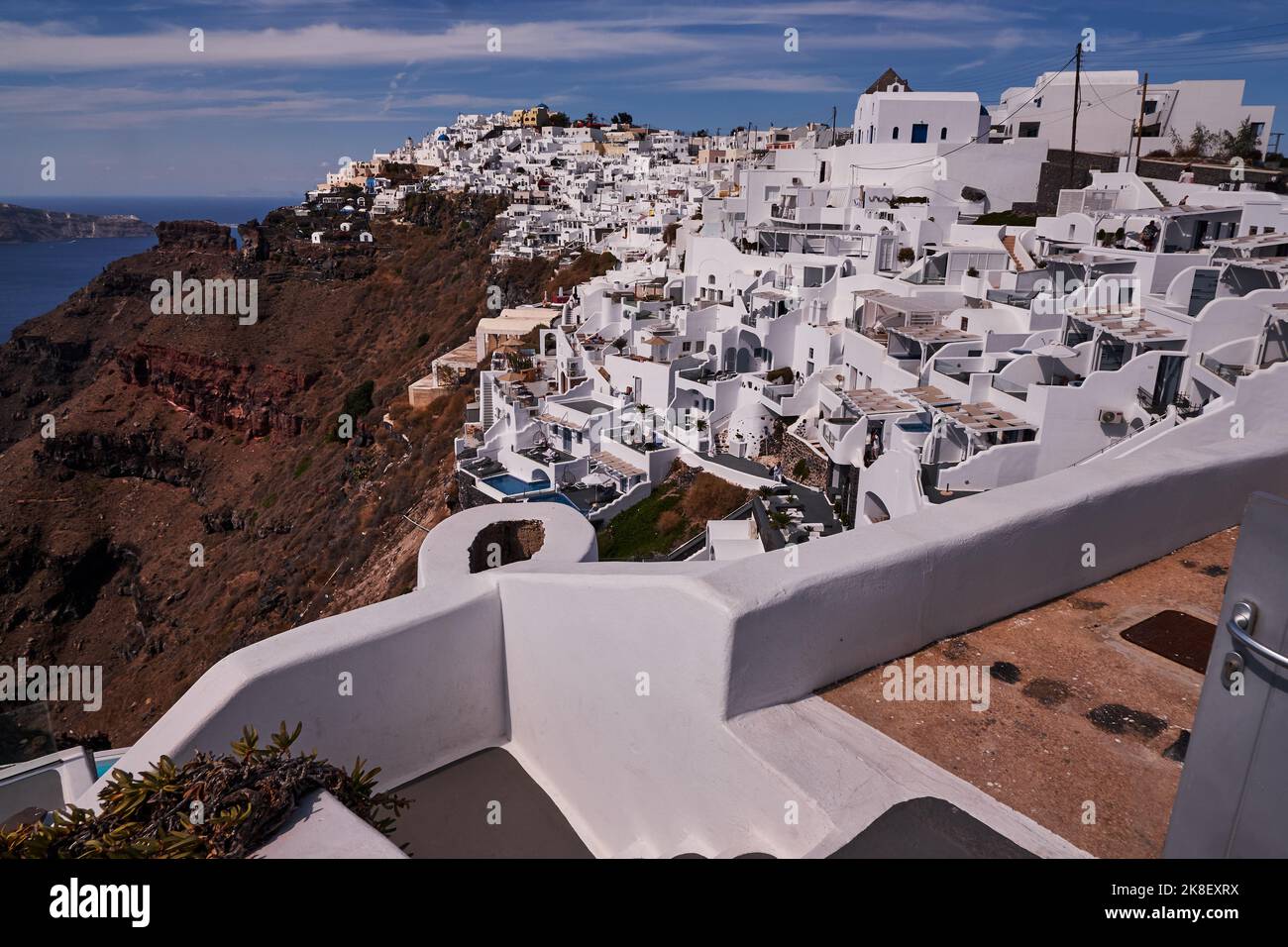 Vue panoramique aérienne du village de Fira sur l'île de Santorini ...