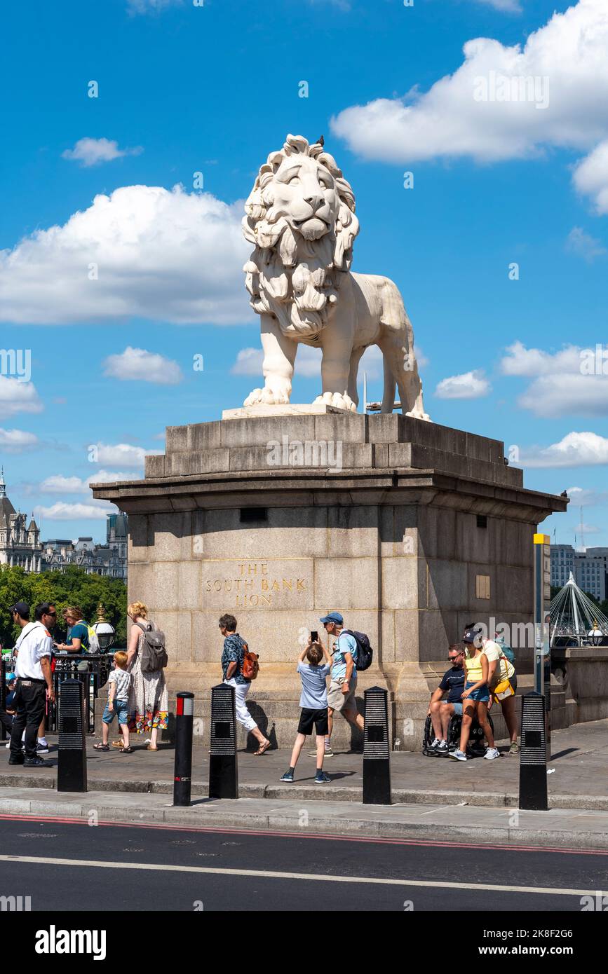 La statue du lion de la rive sud à l'extérieur du County Hall, qui ...
