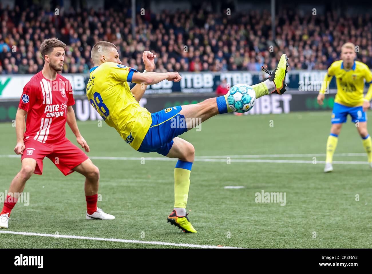 LEEUWARDEN, PAYS-BAS - OCTOBRE 23 : Roberts Uldrikis de SC Cambuur lors ...