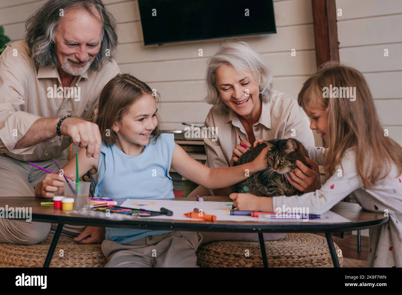 Famille avec grands parents parents et petits enfants Banque de ...