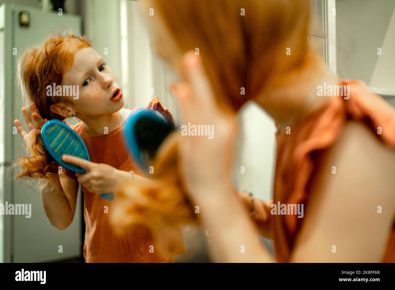 Fille devant le miroir Banque de photographies et d’images à haute résolution - Alamy